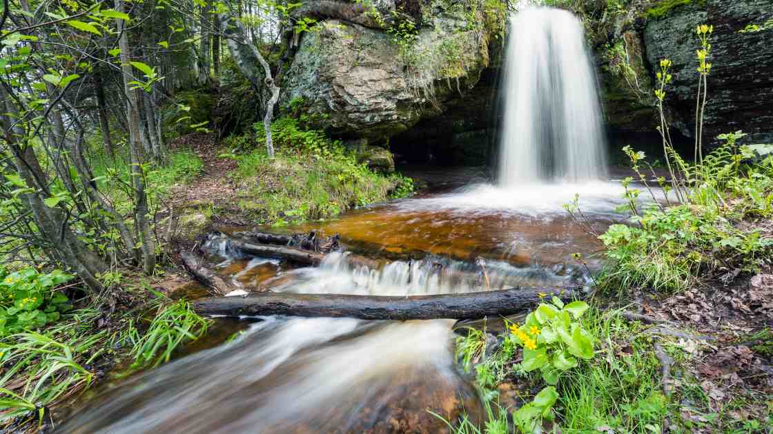 15 Best Waterfalls In Michigan